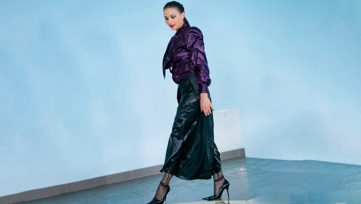 Satin clothing in the pool - T832c1 | WAM TV