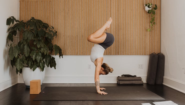 September 25 | 30-min. Vinyasa + Handstand practice: tuck entry | The ...