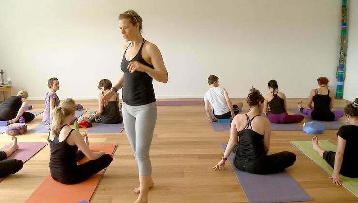 The Spanda between Stability and Freedom; Standing Poses