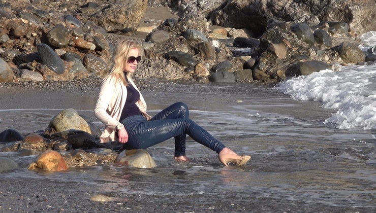 Amazing Ania Lays In The Sea | MostWam