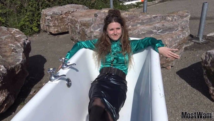 Alice's Red Gunge Bath | MostWam