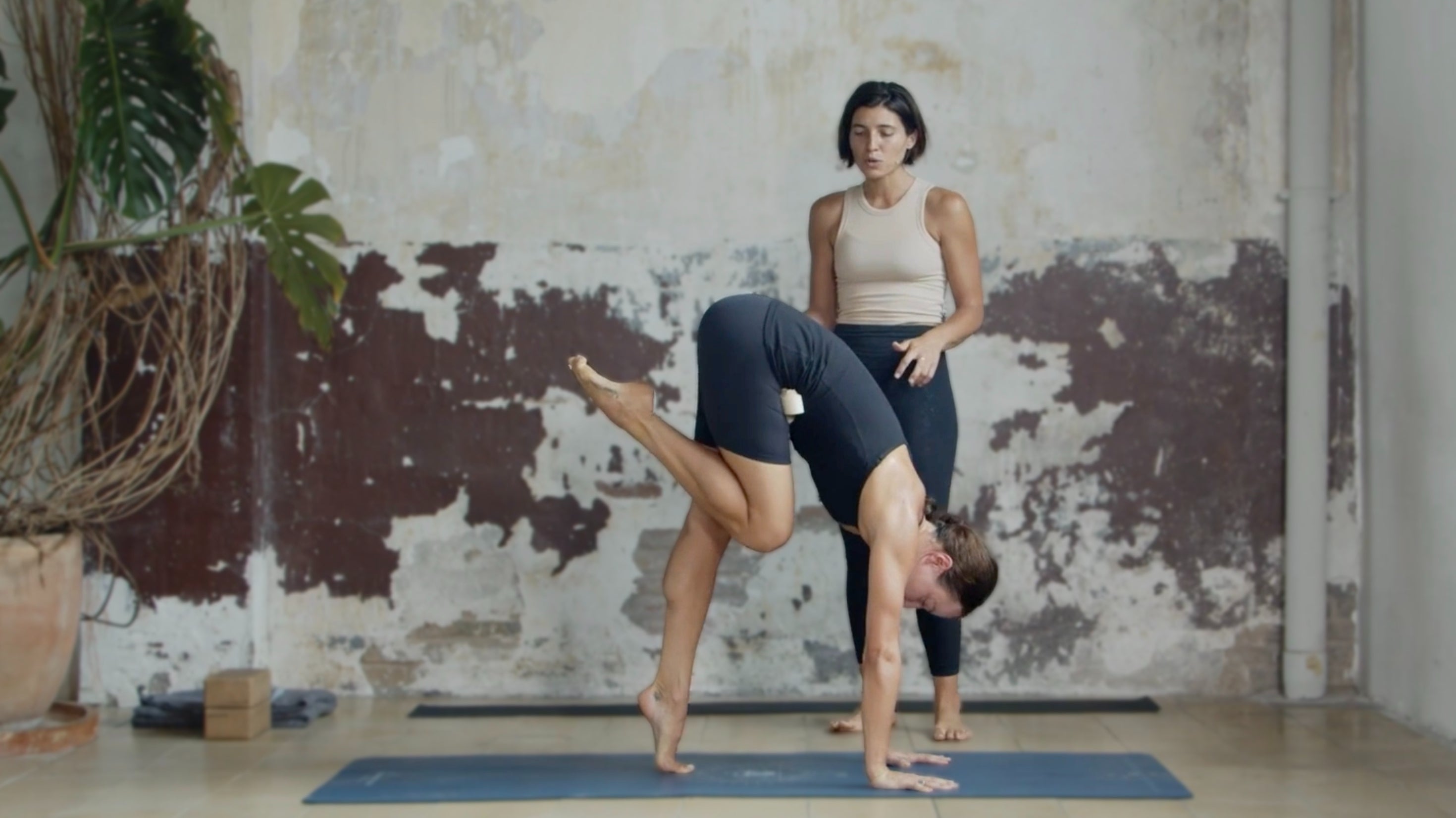 Handstand Class with Rebeca Recatero