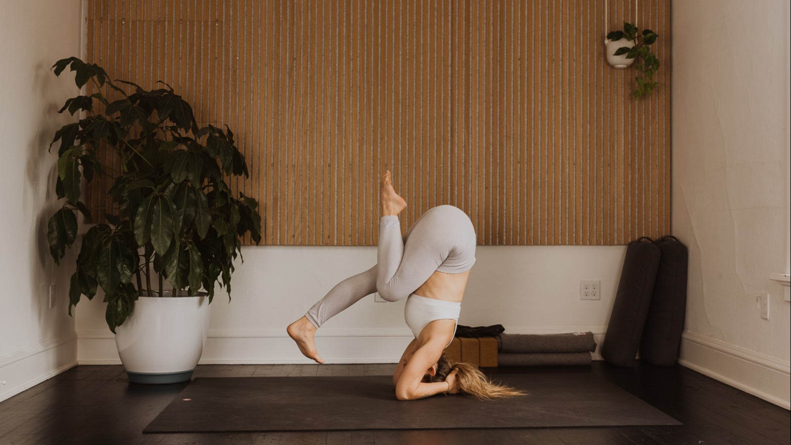 March 08 | 30-min. Vinyasa + Headstands | The Collective Kula