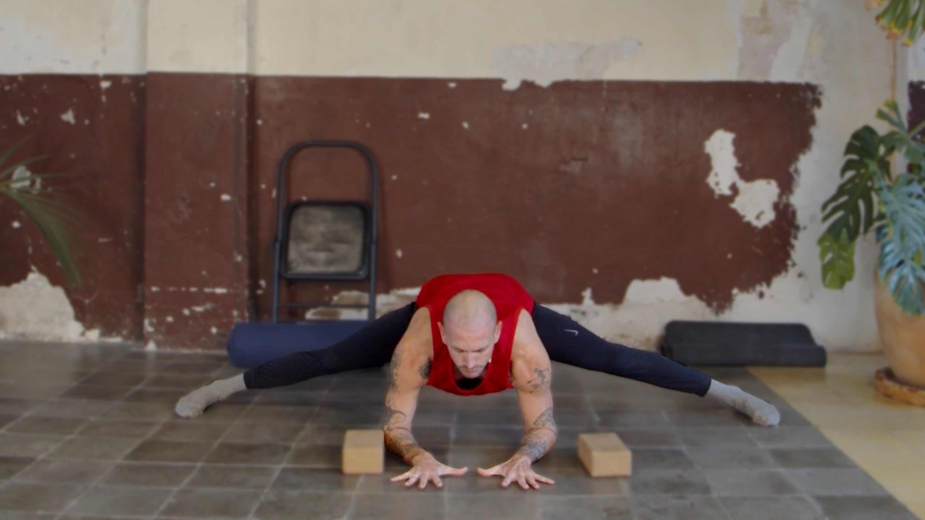 Tutorial: Middle split/Samakonasana with Mitch Burnett
