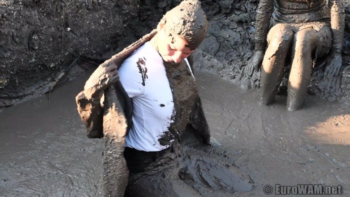 Thick mud and pretty clothes - T1114c1